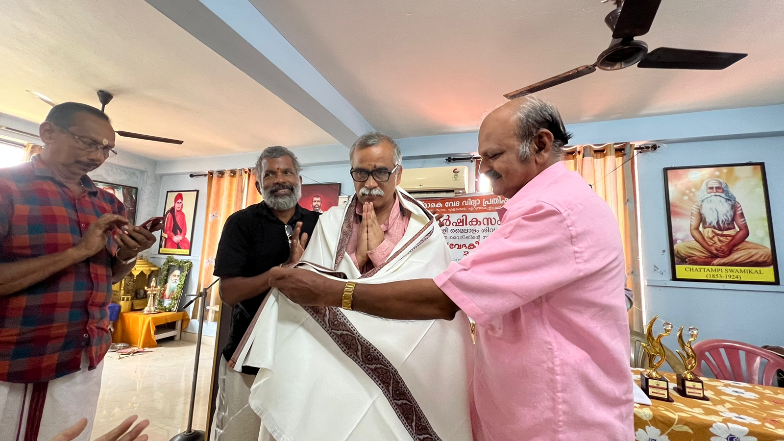 VEDA KEERTHI PURASKARAM AWARD GIVEN TO ARYA PRACHARAK SRI. KM RAJAN ...